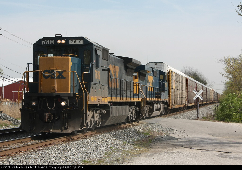 CSX 7619 and train Q217
